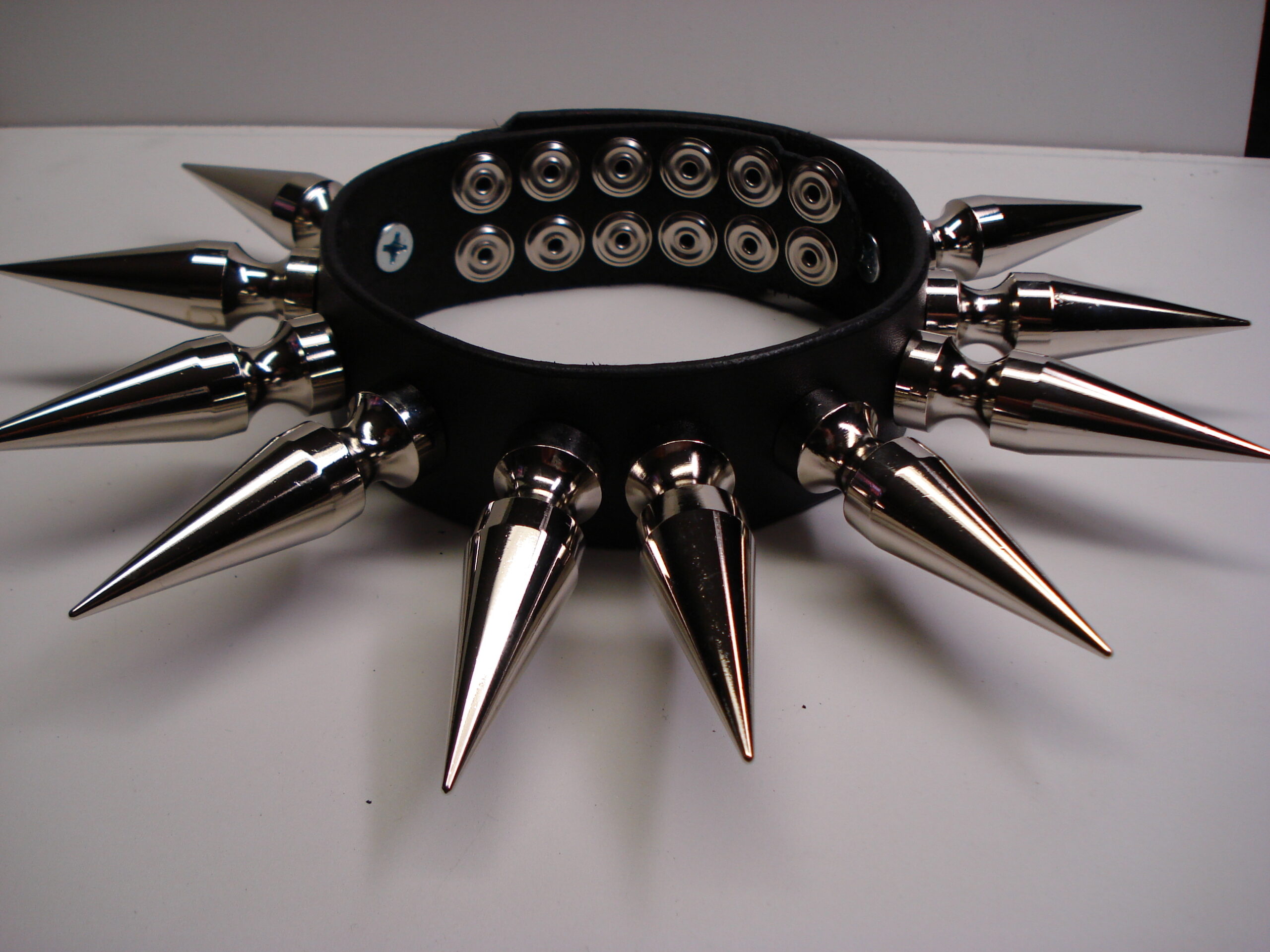 (EURONYMOUS).....LEATHER CHROME GIANT SPIKES CHOKER.(MDLC0308)