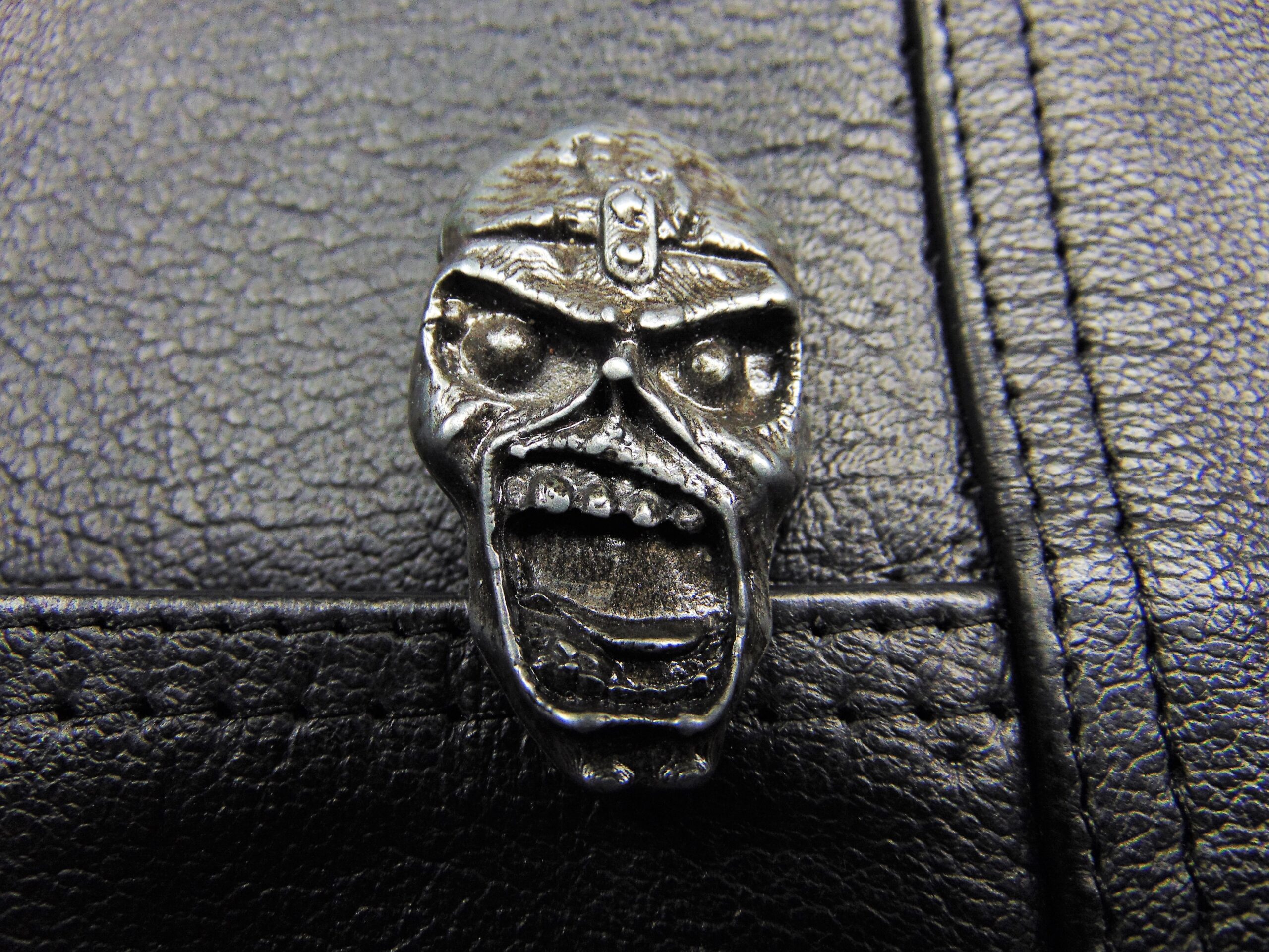 IRON MAIDEN Metal Pin / Badge (nwobhm) U.K 077 - Metal Devastation