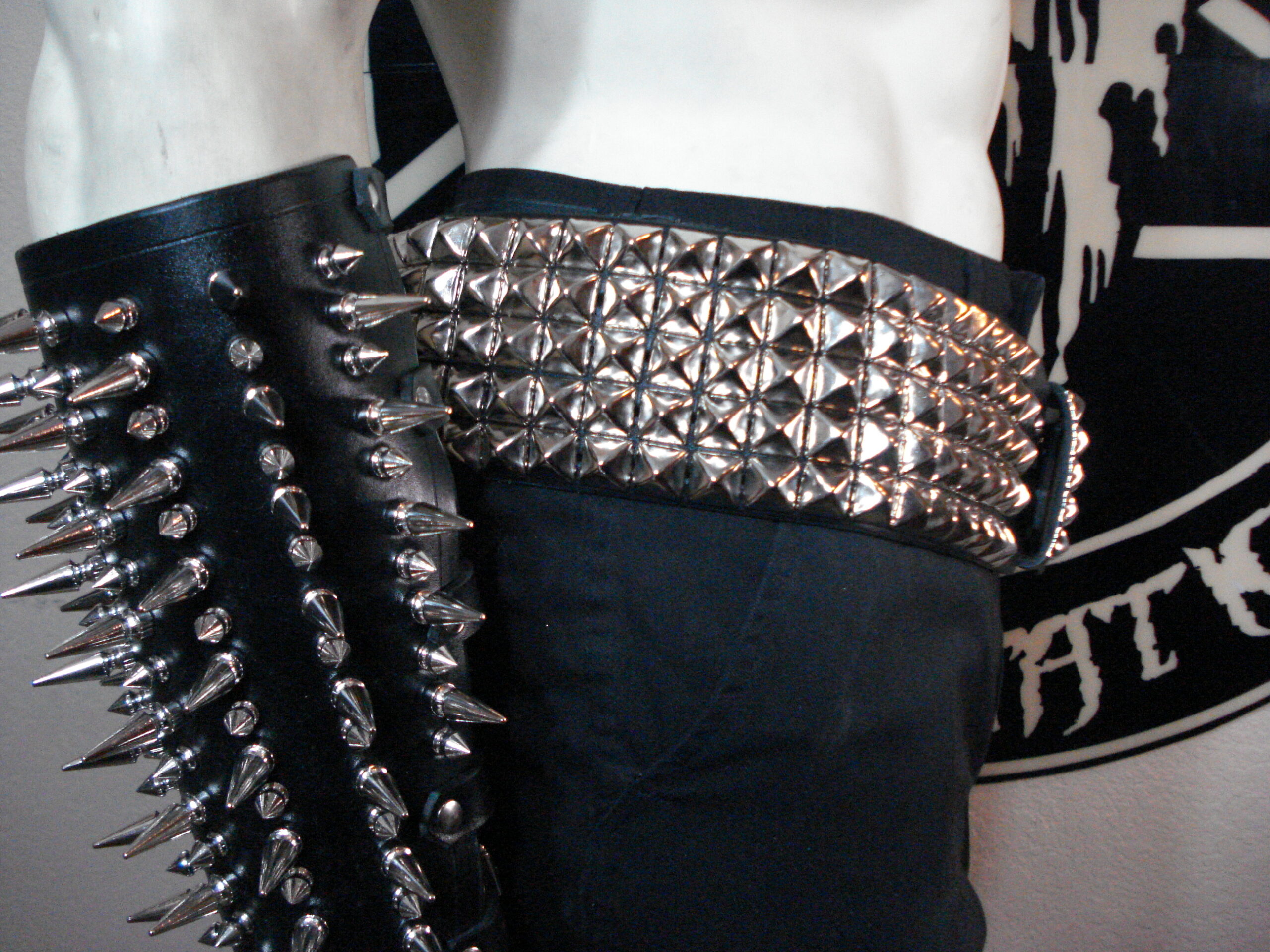 KRYPT ...LEATHER OLD SCHOOL PYRAMID STUDDED BELT.....(MDLSB0302)