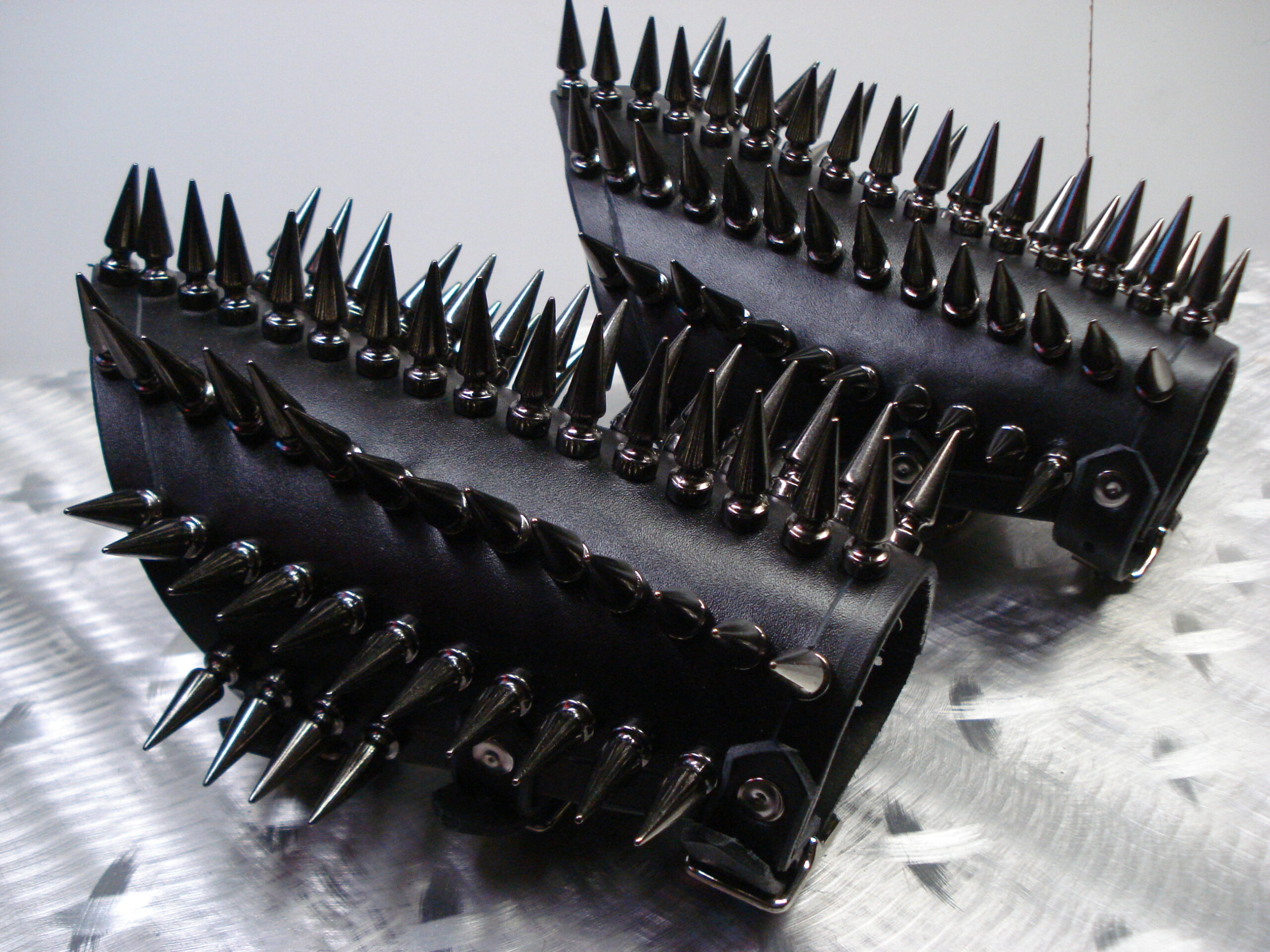 (KULT OV AZAZEL).....Black Chrome Spikes Gauntlet (MDLG0242)