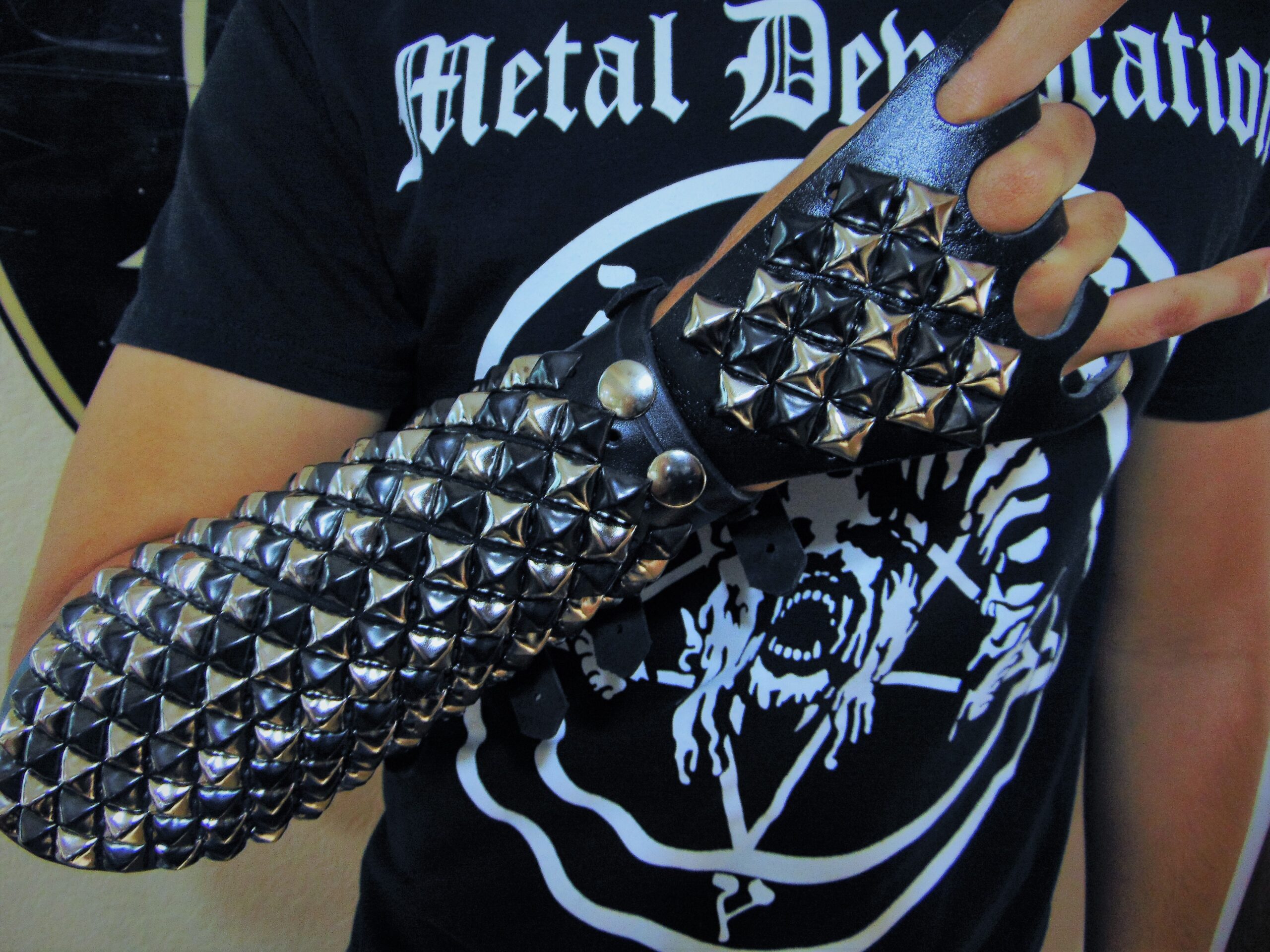 WOLVES IN THE THRONE ROOM ...LEATHER STUDDED GAUNTLET (MDLG0359)