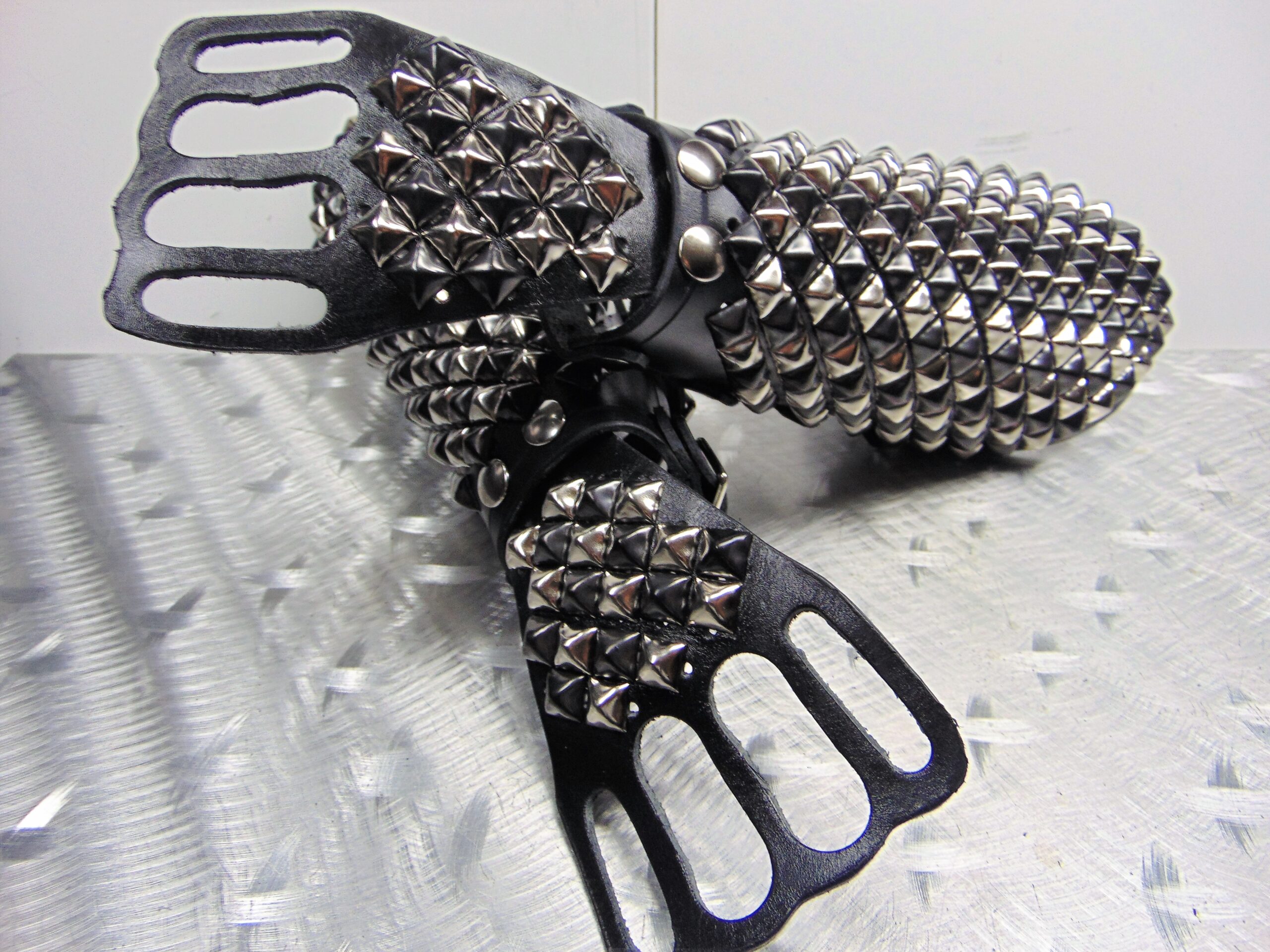 WOLVES IN THE THRONE ROOM ...LEATHER STUDDED GAUNTLET (MDLG0359)