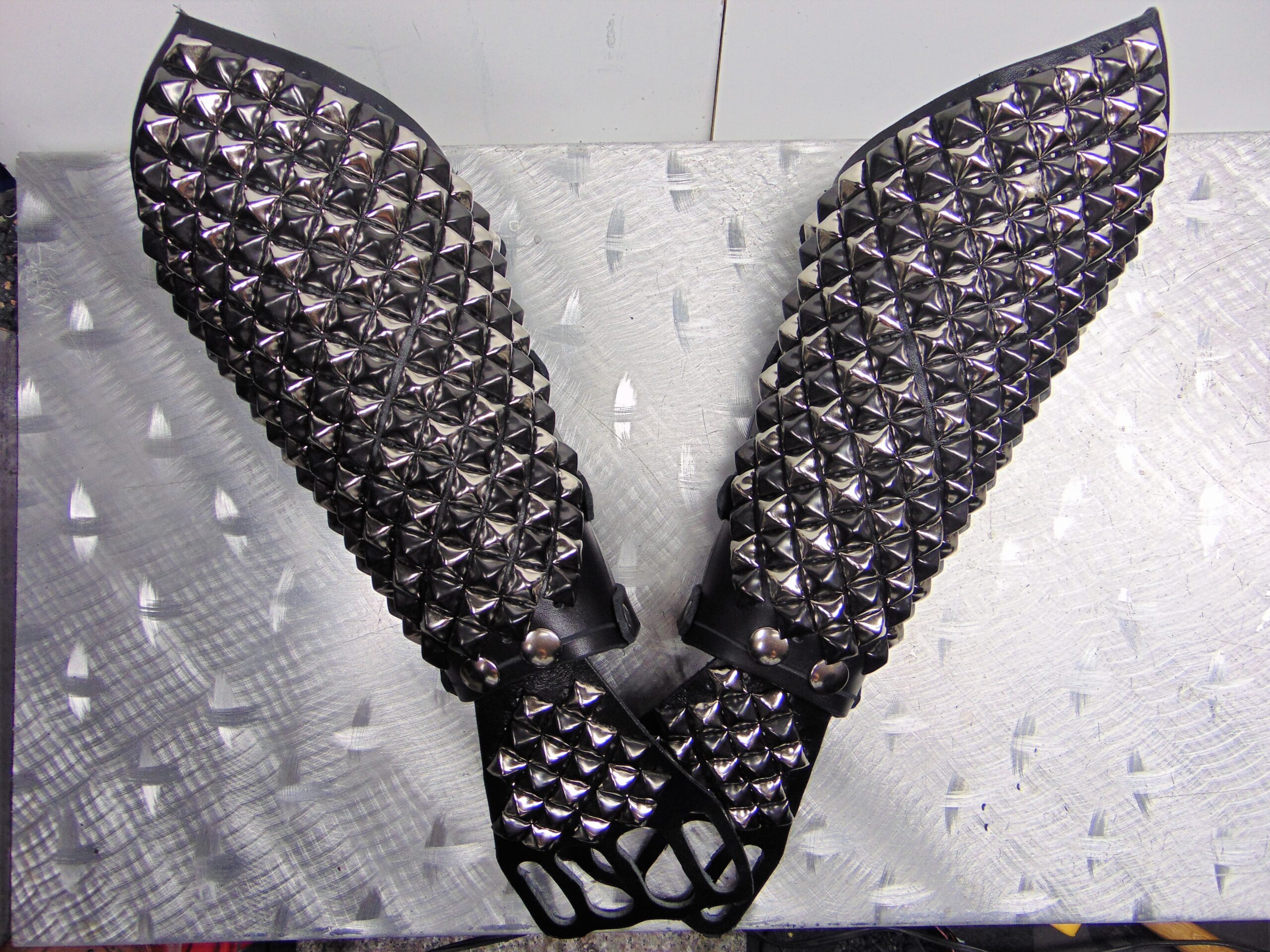 WOLVES IN THE THRONE ROOM ...LEATHER STUDDED GAUNTLET (MDLG0359)