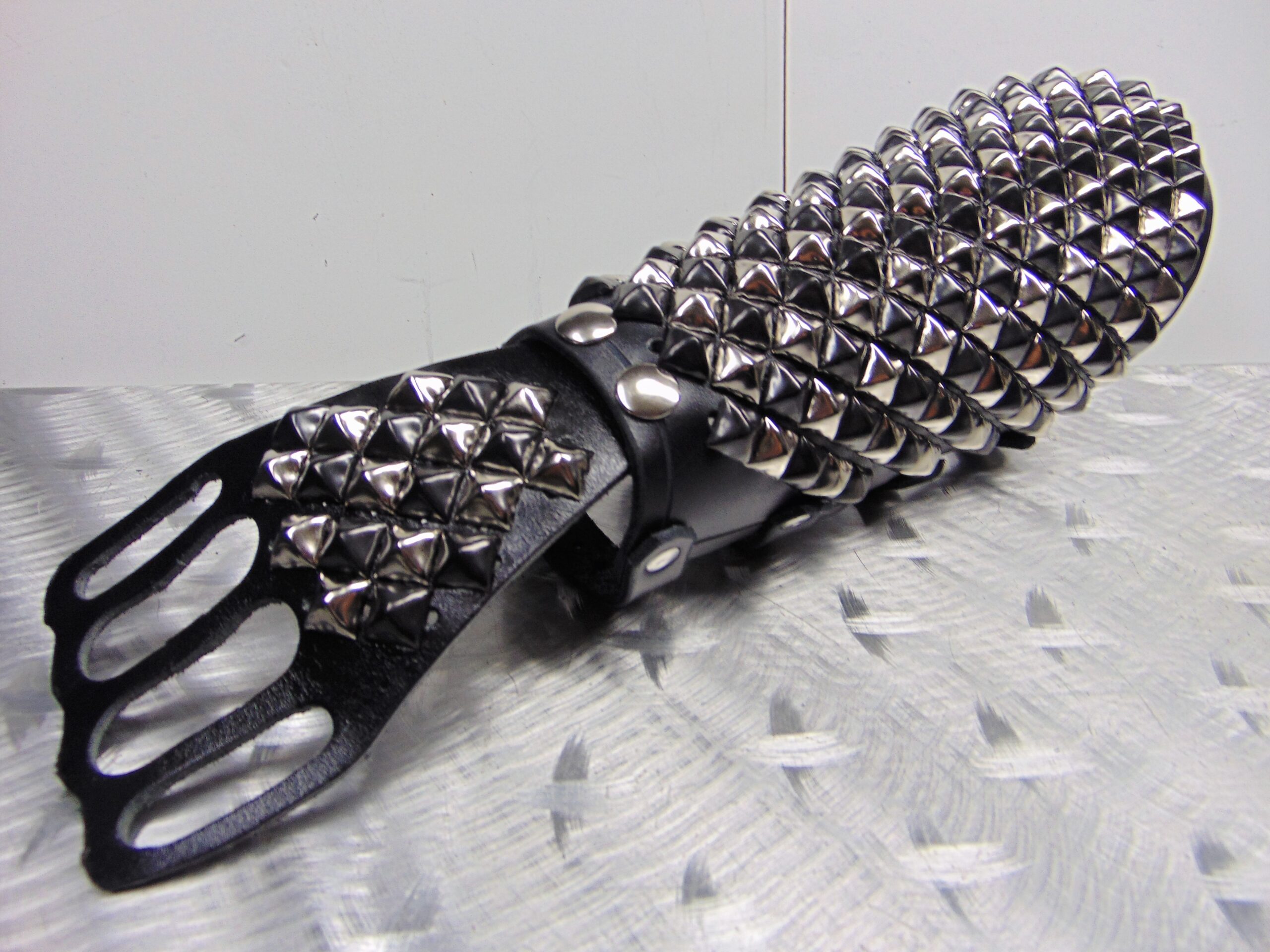 WOLVES IN THE THRONE ROOM ...LEATHER STUDDED GAUNTLET (MDLG0359)