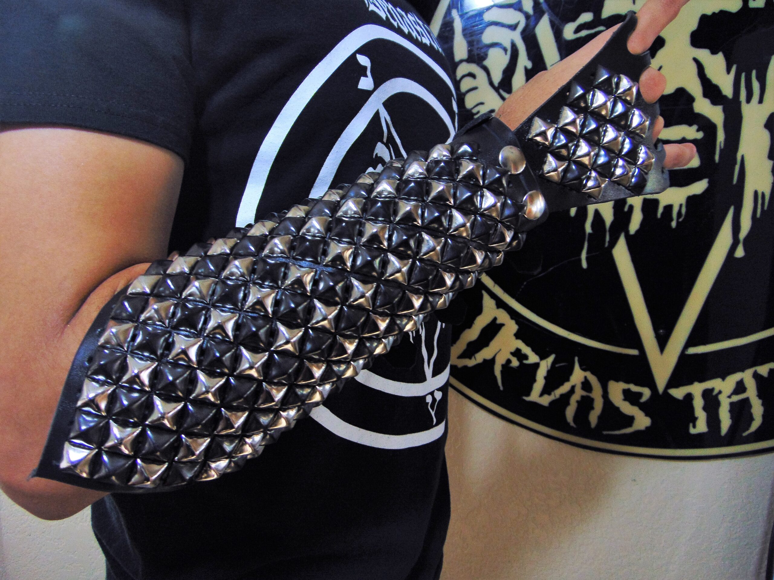 WOLVES IN THE THRONE ROOM ...LEATHER STUDDED GAUNTLET (MDLG0359)