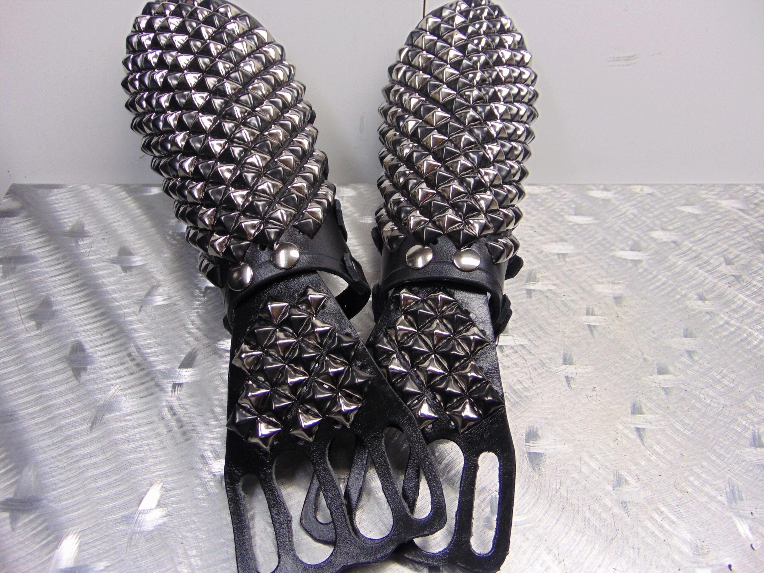 WOLVES IN THE THRONE ROOM ...LEATHER STUDDED GAUNTLET (MDLG0359)