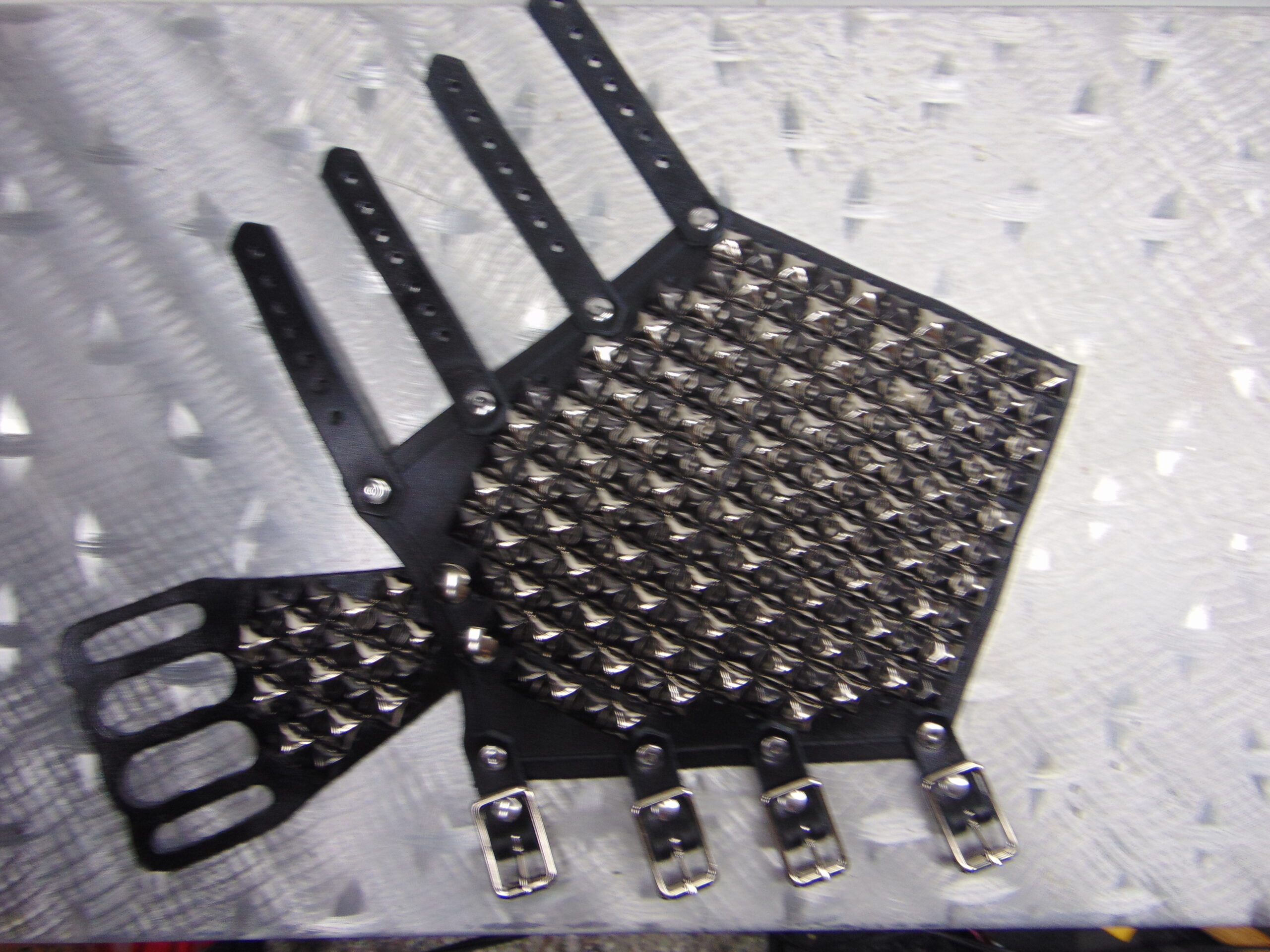 WOLVES IN THE THRONE ROOM ...LEATHER STUDDED GAUNTLET (MDLG0359)