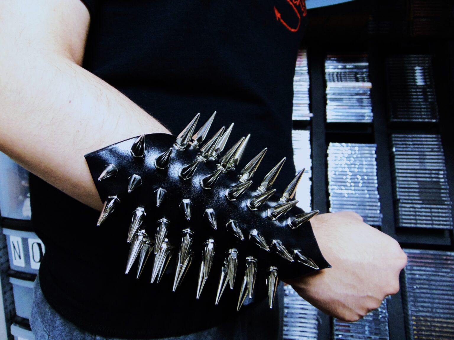 EMPEROR ...LEATHER SPIKED SMALL GAUNTLET ..(MDLG0139)