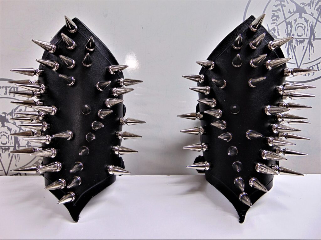 (MANOWAR)..Small gauntlet rivet spikes..(MDLG0137)