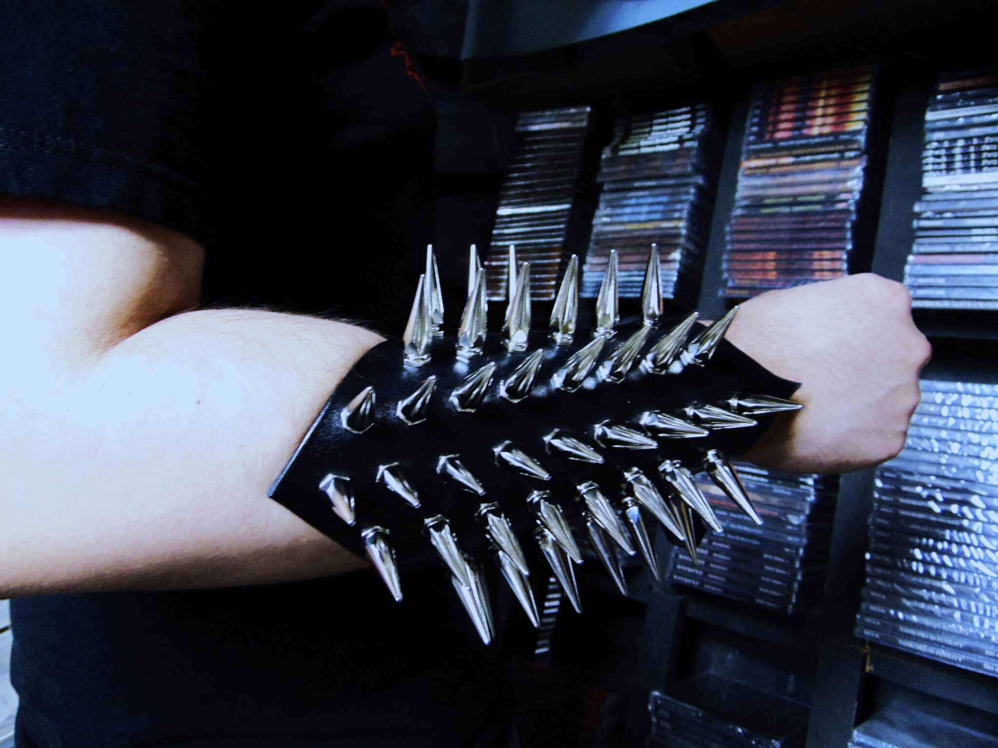 EMPEROR ...LEATHER SPIKED SMALL GAUNTLET ..(MDLG0139)