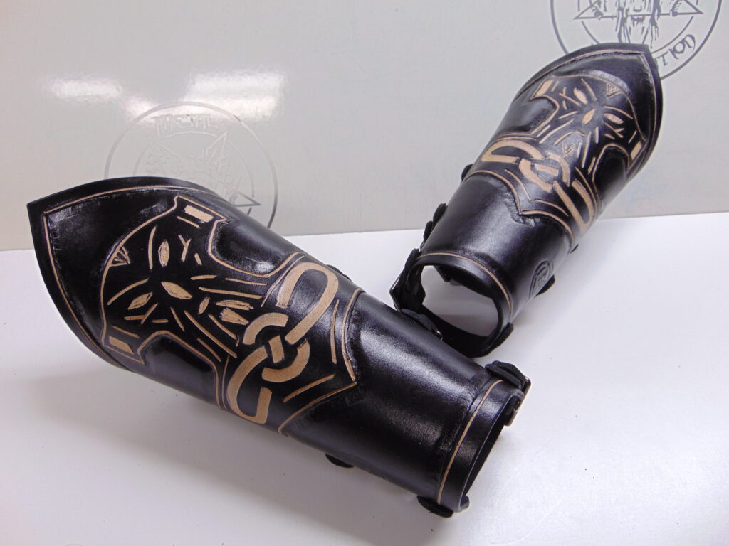 (KAMPFAR)..Carved thor hammer gauntlet...(MDLG0143)