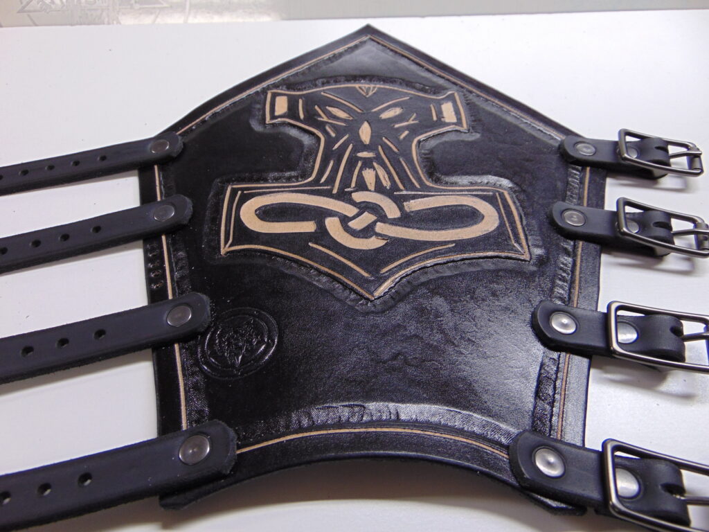 (KAMPFAR)..Carved thor hammer gauntlet...(MDLG0143)