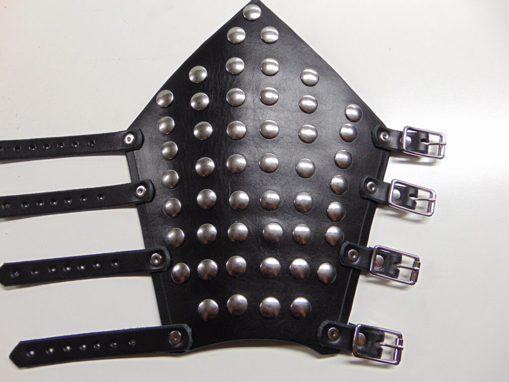 (KISS)..Circular studs large gauntlet..(MDLG0141)