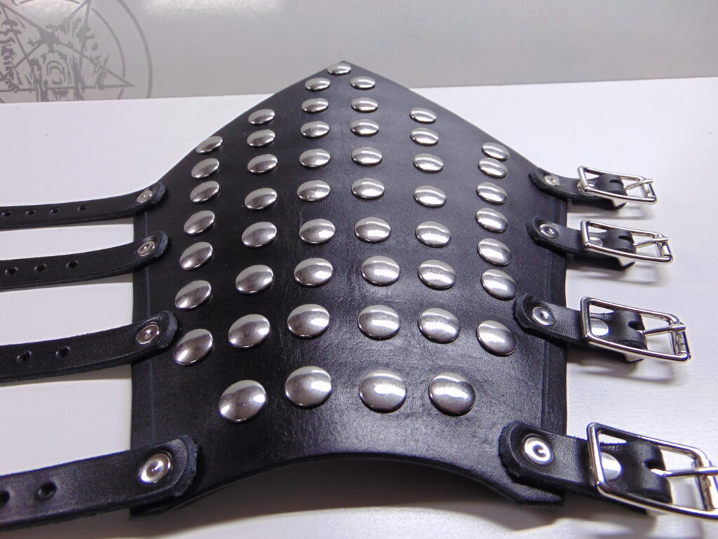 (KISS)..Circular studs large gauntlet..(MDLG0141)