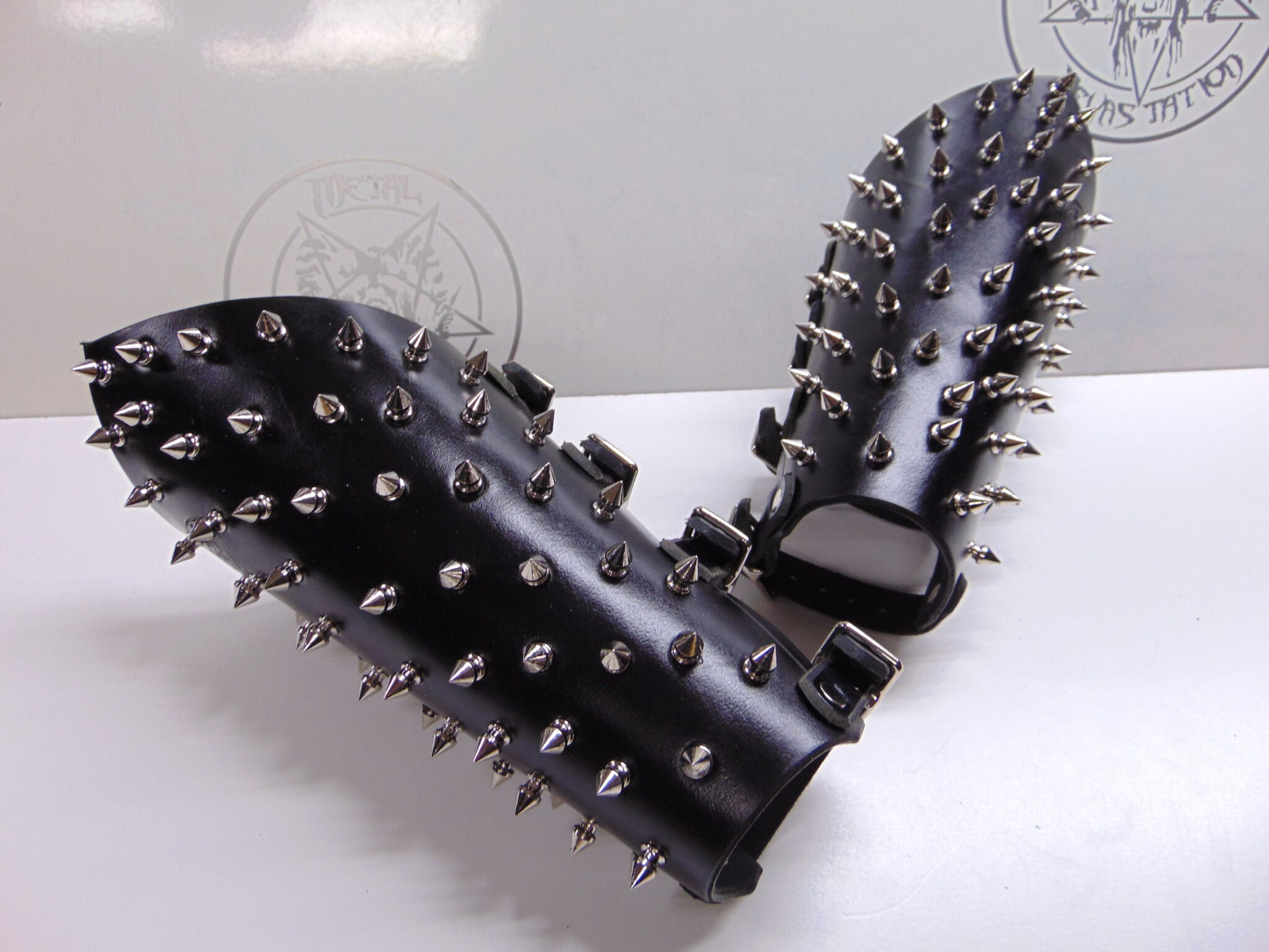 42 large Spikes Gauntlet