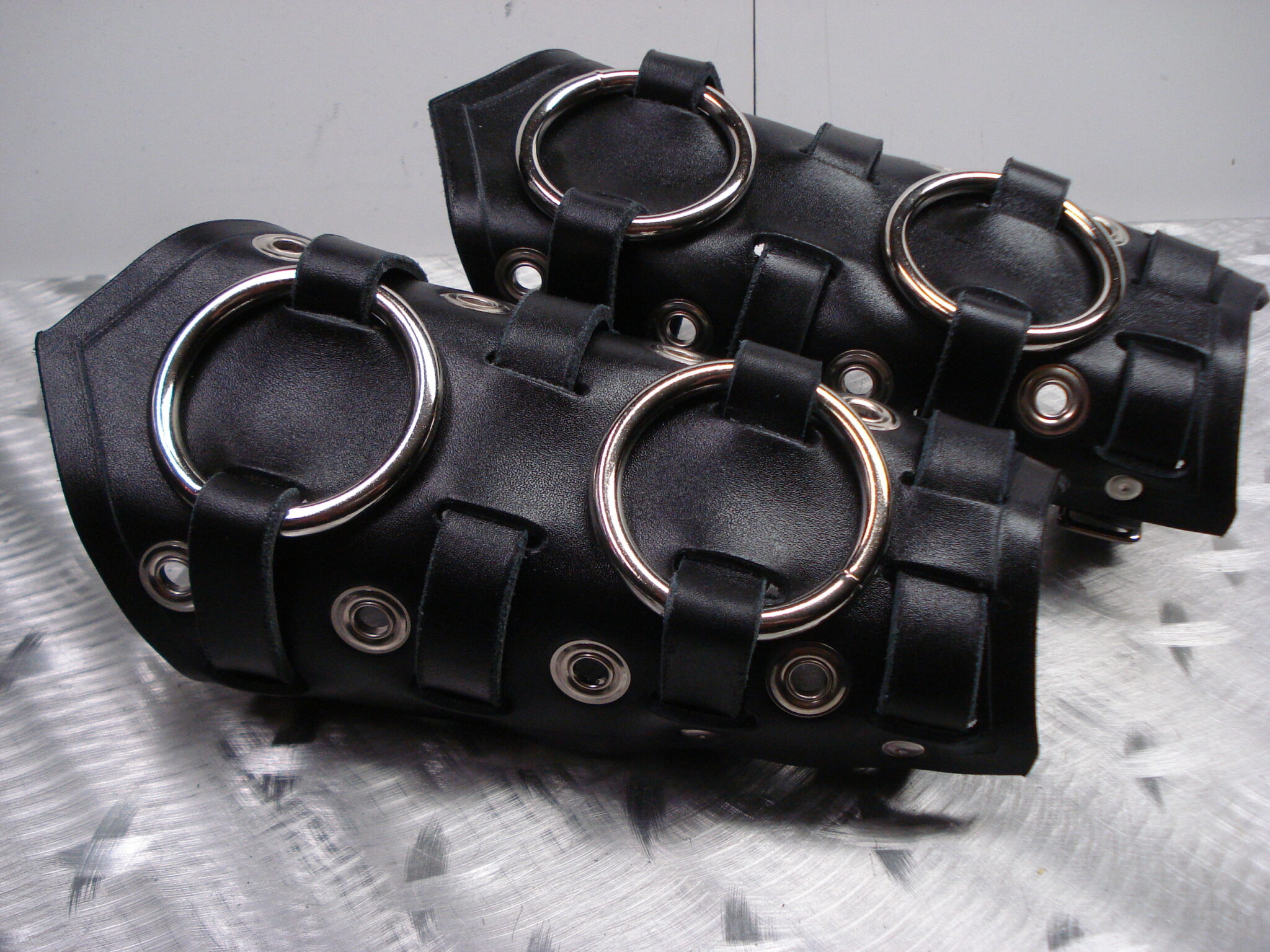 (VIO-LENCE)..UNISEX VIKING STRAPED LEATHER GAUNTLET (MDLUG0275)