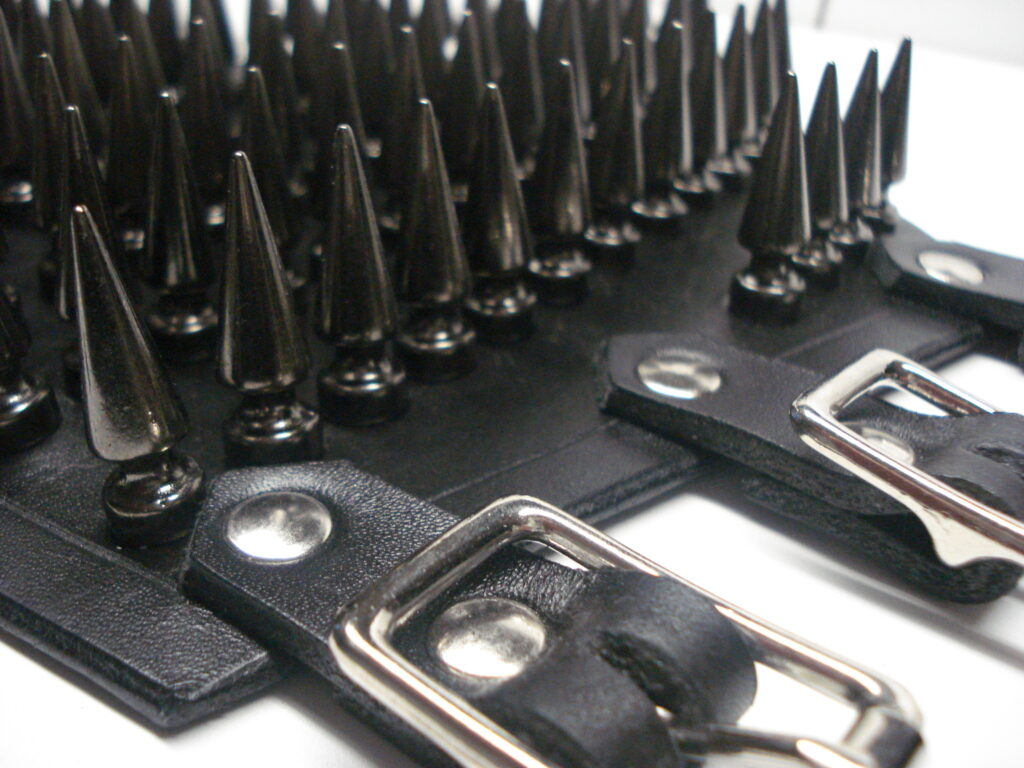 (KULT OV AZAZEL).....Black Chrome Spikes Gauntlet (MDLG0242)