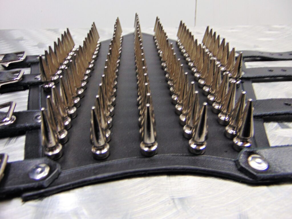 SATANIC WARMASTER ...BRUTAL SPIKED GAUNTLET ...(MDLG0019)