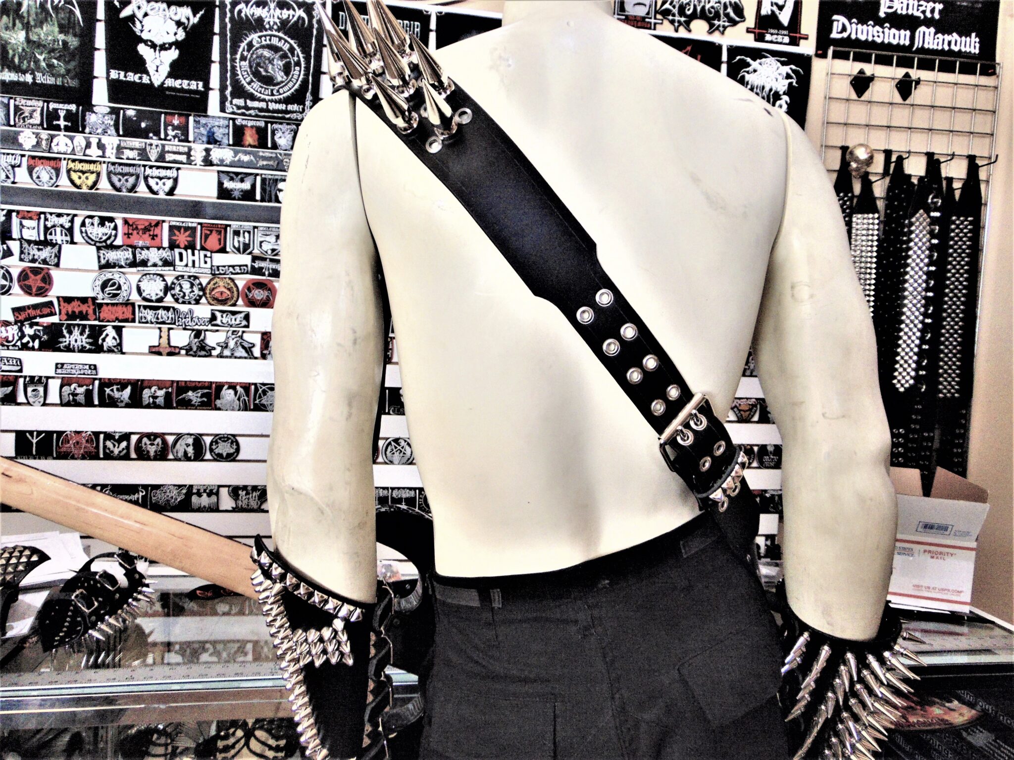 (SUFFOCATION) LEATHER SPIKED GUITAR STRAP. BUCKLE UP (MDLS0056)