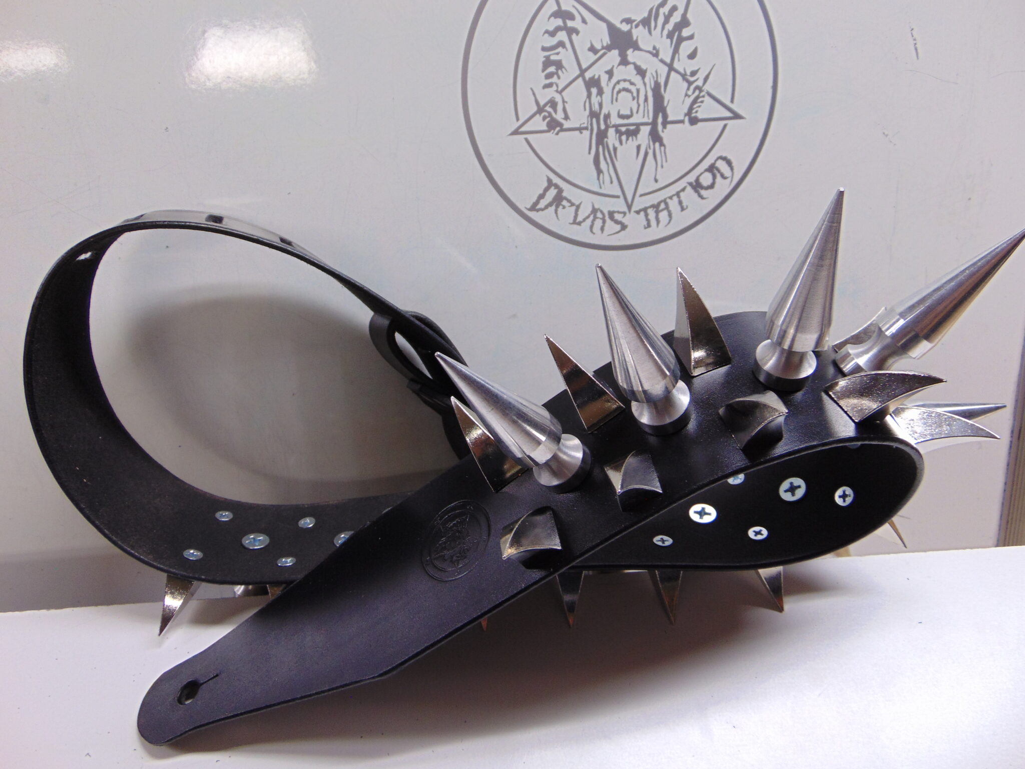 (CARNIVORE) LEATHER GIANT SPIKE GUITAR STRAP BUCKLE UP (MDLS0055)